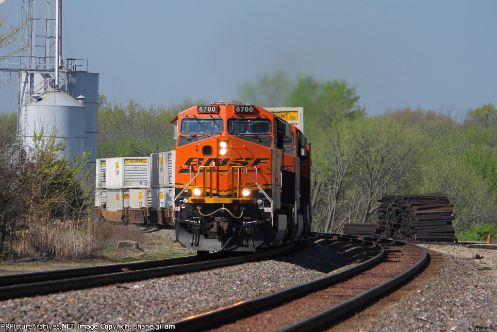 BNSF 6700 runs a eb z train past la plata mo.